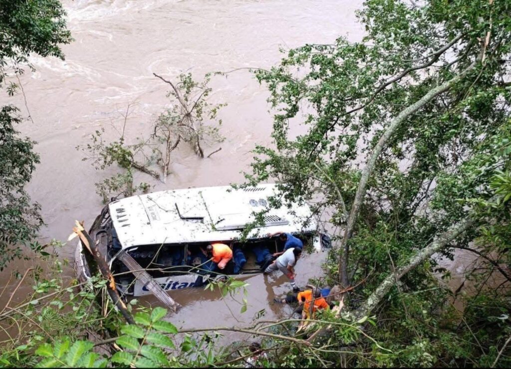 Bus de servicio público cae al río Magdalena en la vía Altamira–Timaná ...